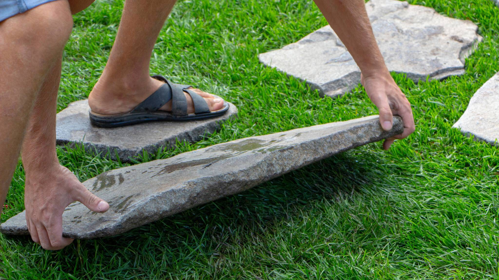 Wil je een pad aanleggen in je gazon? Zo doe je dat! - Pokon